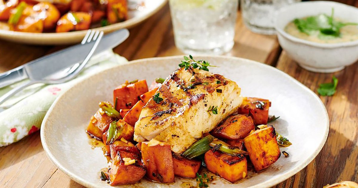 Filetes de lomo de bacalao marinados con yogurt especiado en barbacoa ...