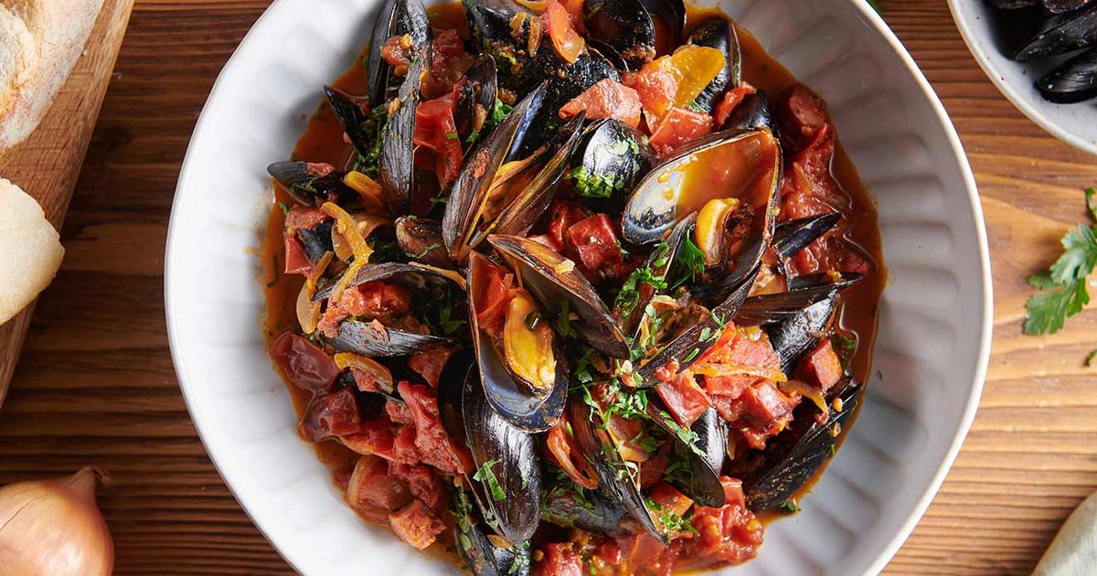Guiso español de mejillones y chorizo | Receta | Kikkoman