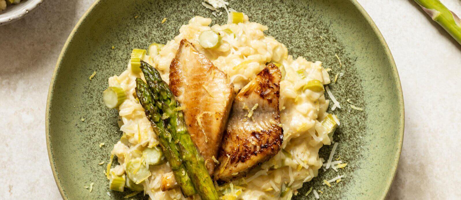 Rissoto de limón con espárragos y tilapia crujiente. | Receta | Kikkoman