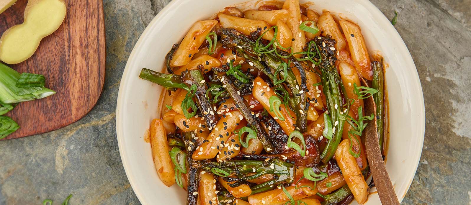 Tteokbokki agridulce con ketchup y salsa kimchi | Receta | Kikkoman