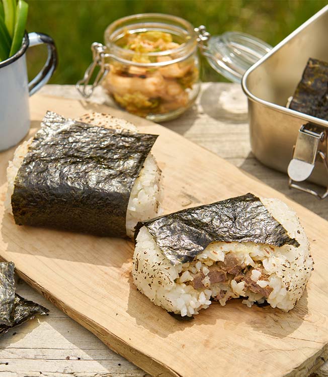 Onigiri de atún picante con salsa kimchi | Receta | Kikkoman